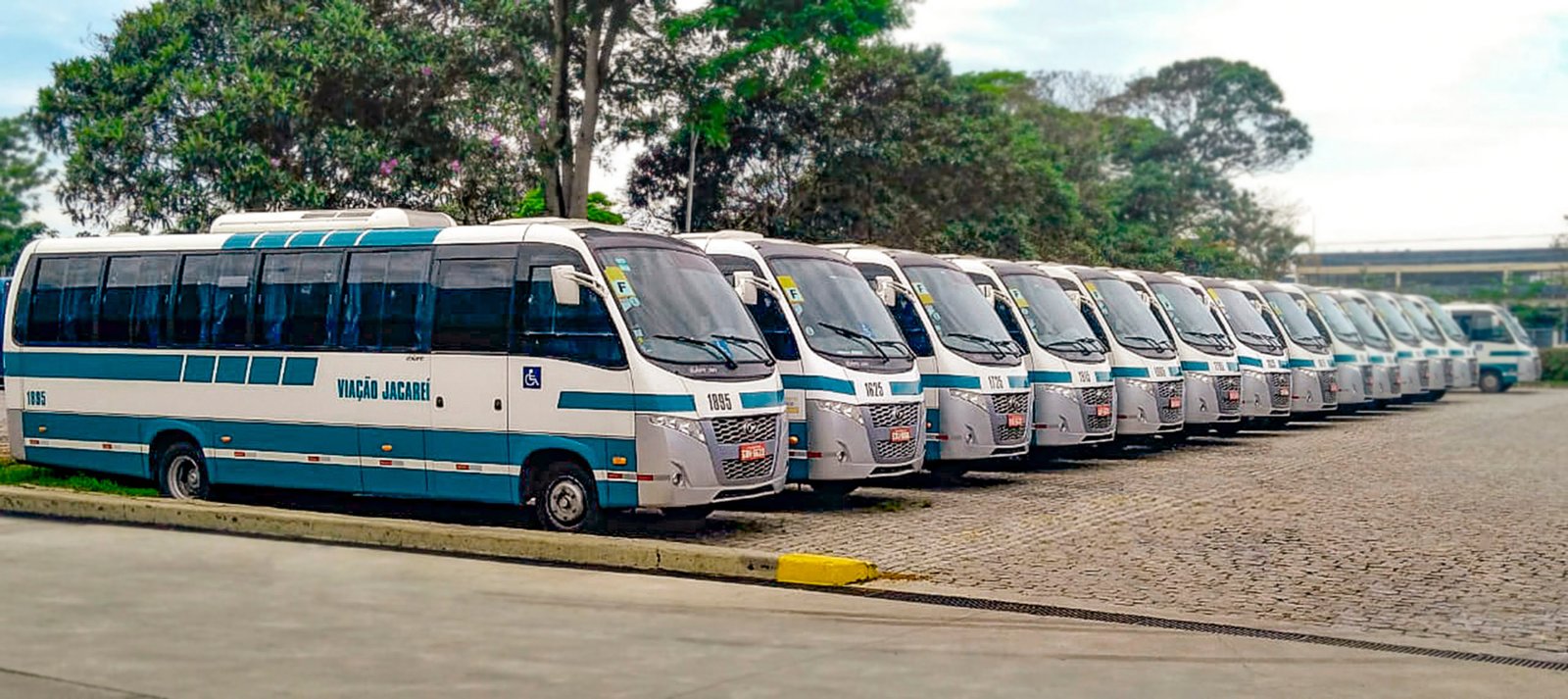 Volare Attack 8 para transporte escolar em Jacareí, estado de São Paulo ...