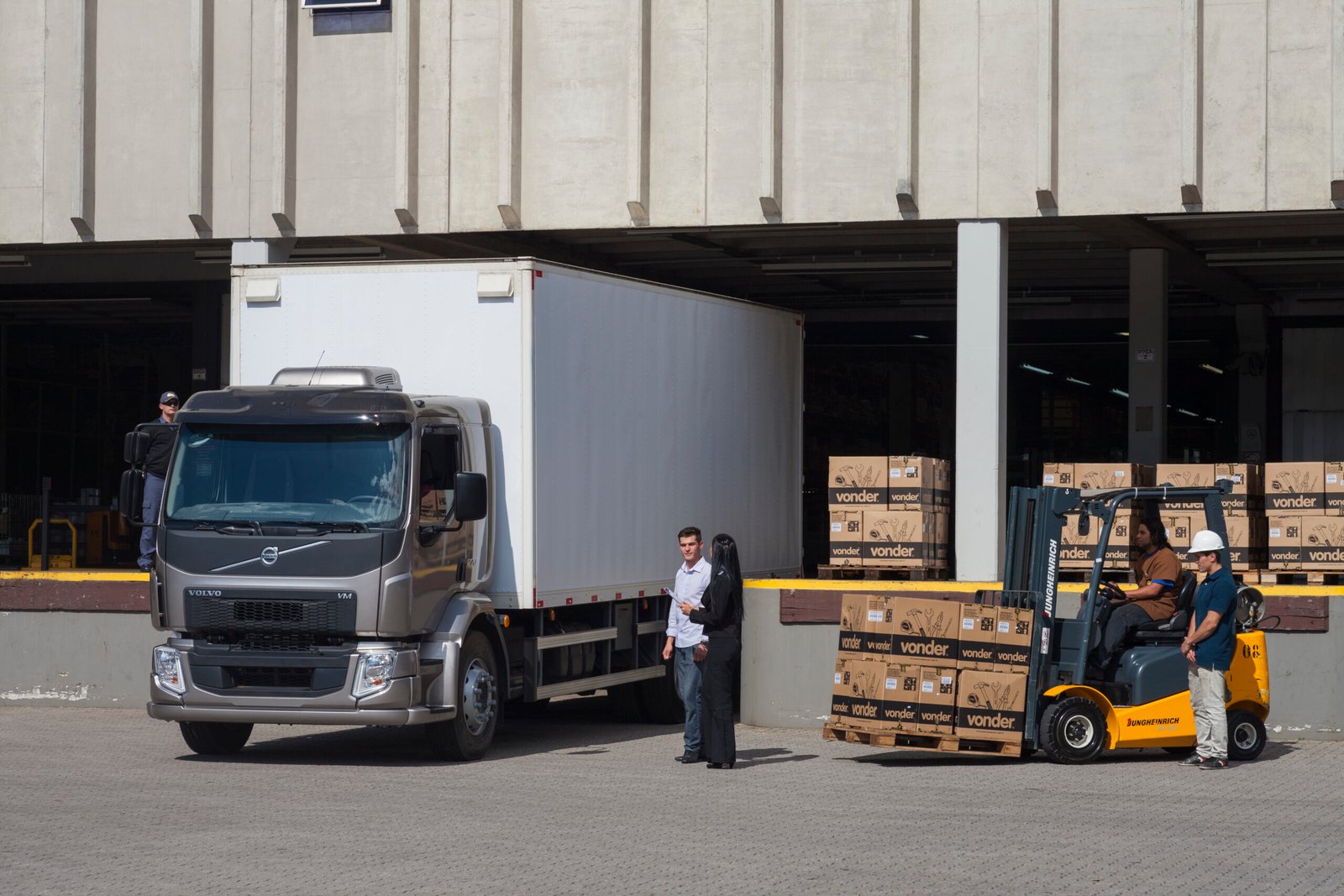 Volvo VM faz 20 anos com série especial, mais de 90 mil unidades ...