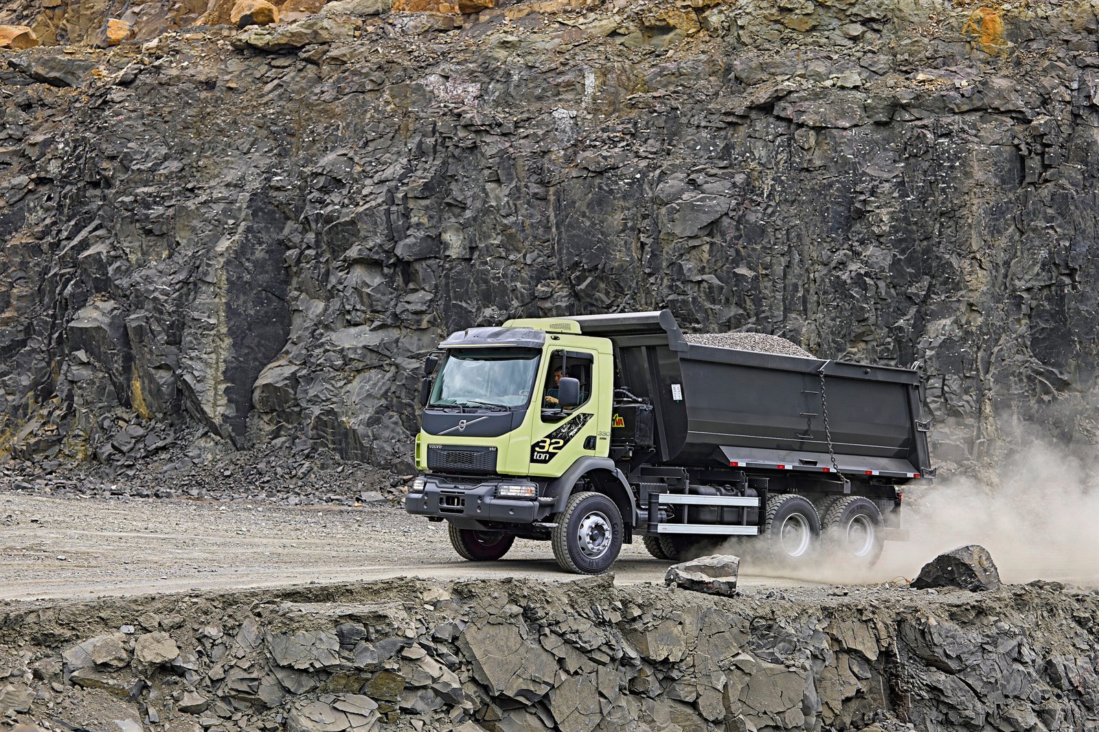 Volvo VM faz 20 anos com série especial, mais de 90 mil unidades ...