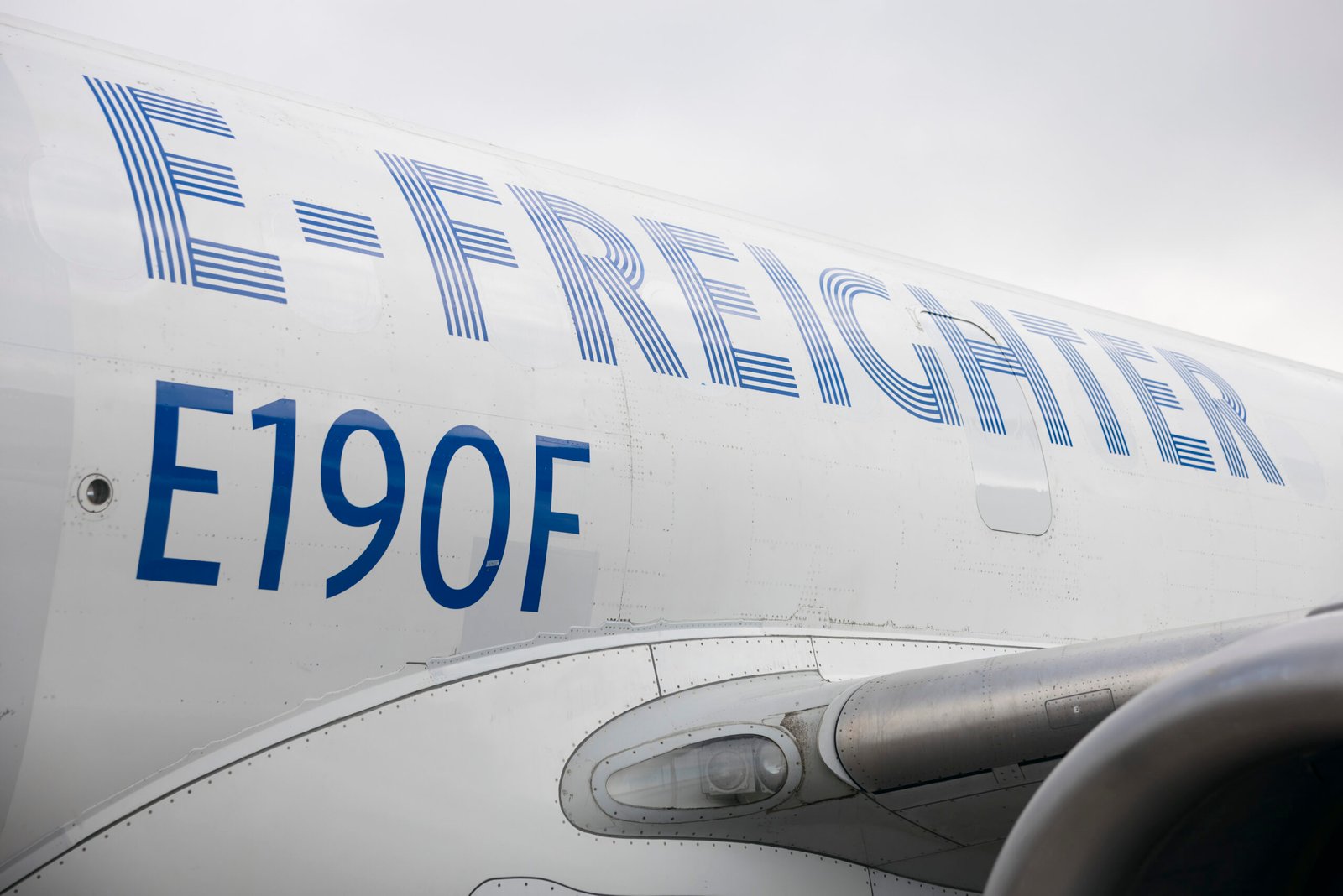 Embraer completa com sucesso voo inaugural do primeiro E-Freighter ...